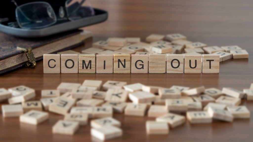 Coming out: cosa significa fare coming out, tra difficoltà e supporto