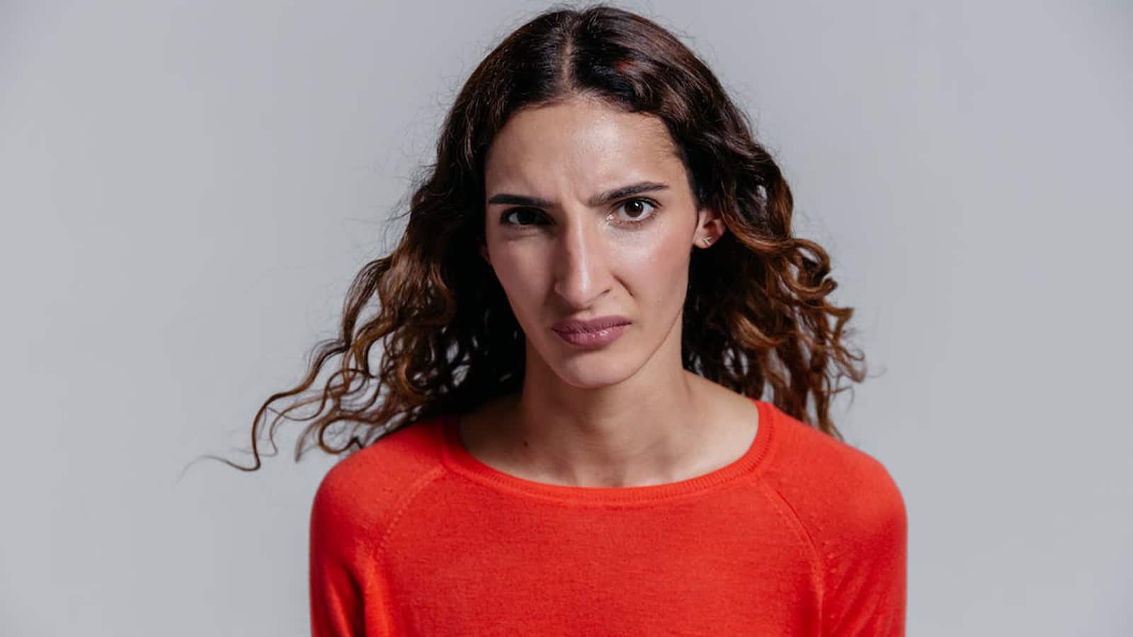 Disprezzo: caratteristiche, funzione e manifestazioni dell'emozione